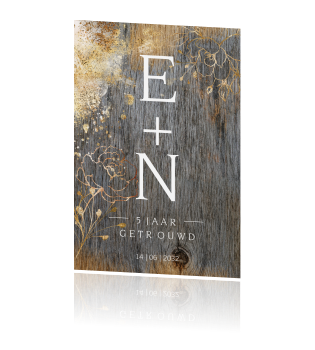 Uitnodiging huwelijksjubileum met initialen en houtlook ondergrond